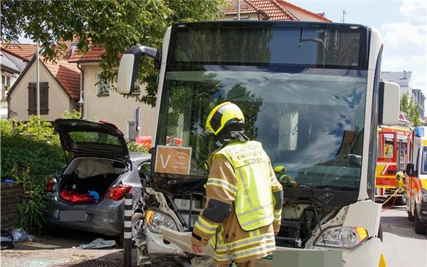 Schwerer Unfall mit Linienbus
