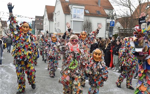Schaurig-schöne Masken und Guggenmusik