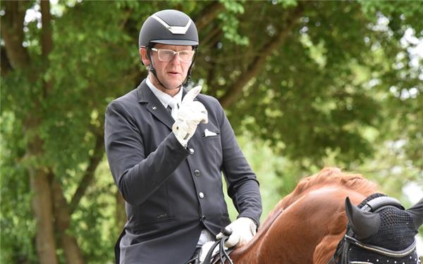 Zwei M-Dressur-Siege für Hans-Peter Bauer