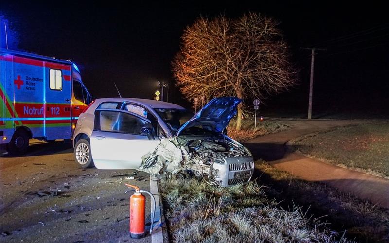 Auto auf Gegenfahrbahn: Zwei schwer Verletzte