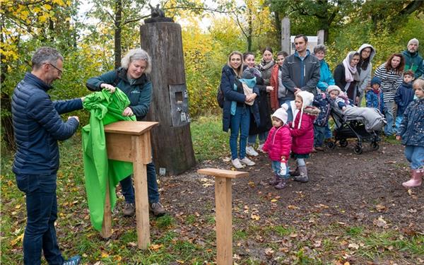 Tiere tummeln sich am Wegesrand