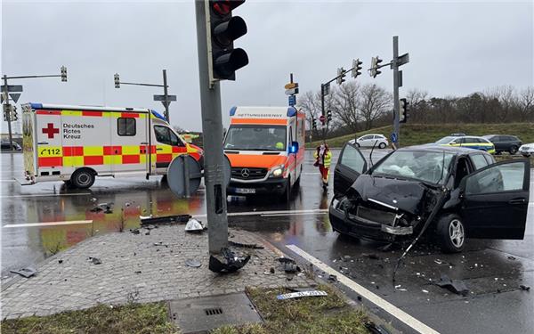Auto kollidiert mit Ampel